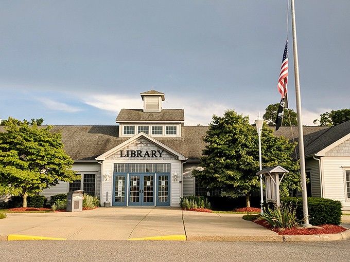 This library building welcomes readers with the same warmth as a friend inviting you in for coffee and conversation.