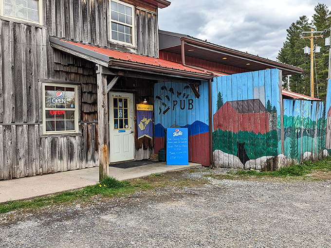 Mountain State's rustic exterior and folk art mural capture the spirit of Thomas. Pizza and beer with mountain soul!