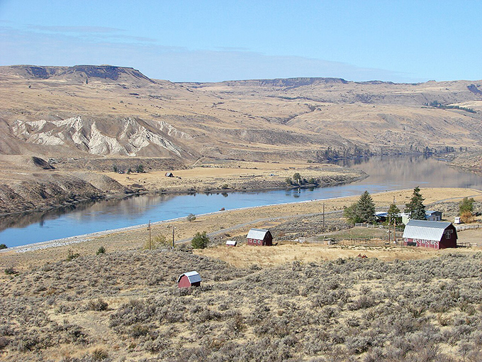 The Columbia River carves its path just as retirees carve out new lives here &ndash; with stunning views and prices from a gentler era.