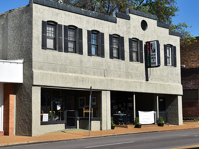 The understated exterior of Racanelli's hides big New York pizza flavor. Sometimes the best treasures require a second look!