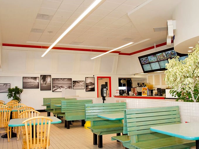 Mint green booths and wooden chairs &ndash; the stage is set for Hawaii's greatest food drama to unfold.