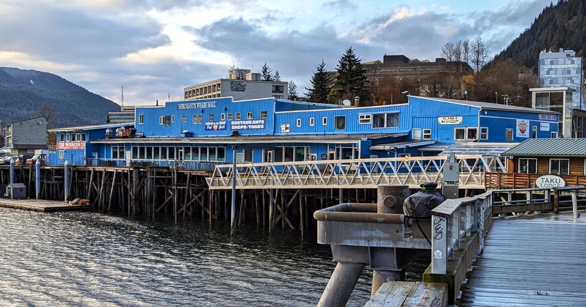 People Drive From All Over Alaska To Eat King Crab Legs At This Iconic ...