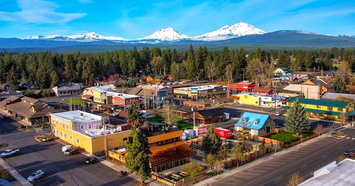 This Charming Town In Oregon Is Shockingly Beautiful, And Nobody's ...