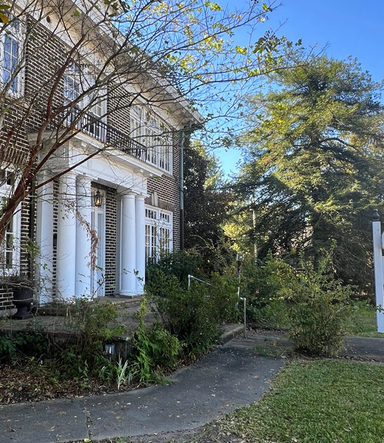 restaurant mississippi serves wings ftr