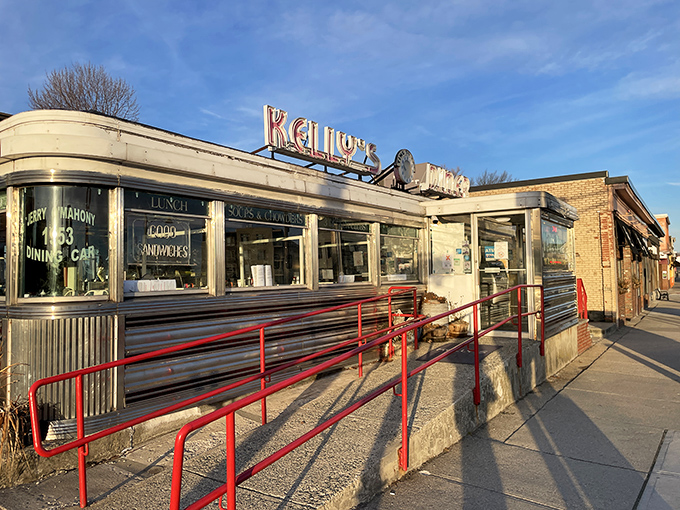 Bathed in golden afternoon light, Kelly's neon sign beckons hungry travelers like a lighthouse for the breakfast-obsessed.
