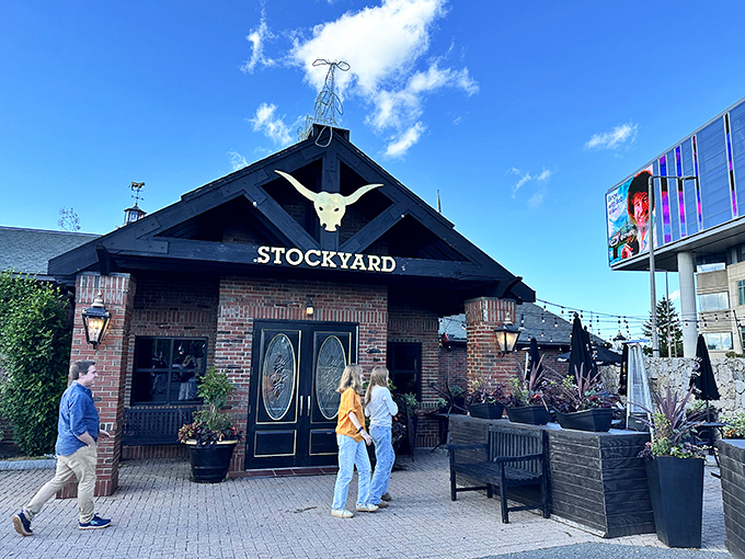 Day or night, that golden steer skull beckons carnivores like a meaty North Star guiding hungry pilgrims home.