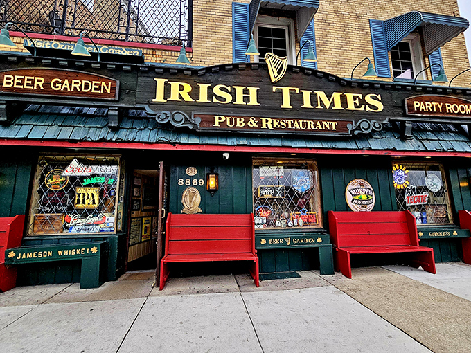 Daylight reveals the charming fa&ccedil;ade of Irish Times, where red benches invite you to linger before stepping into this little piece of Dublin in Illinois.