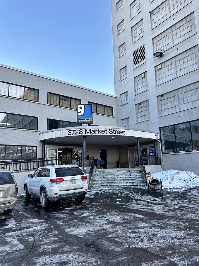 Happy shopping at the MERS Goodwill Outlet on Market Street! Time to find some fantastic deals in St. Louis, Missouri.