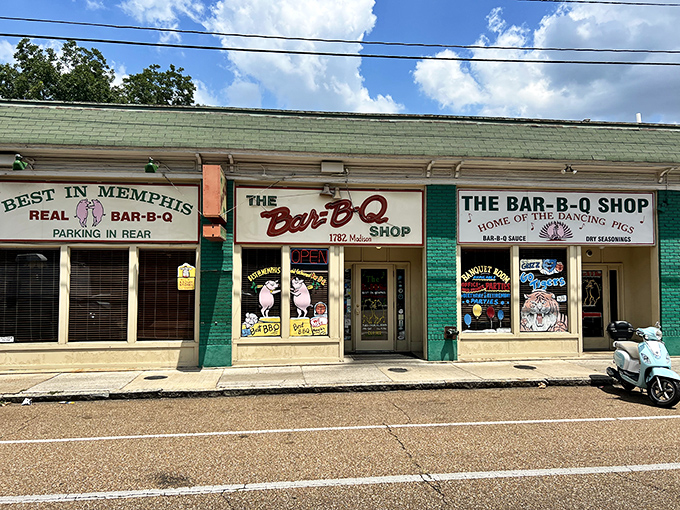 The green-trimmed storefront beckons like a barbecue beacon on Madison Avenue. Those dancing pigs aren't just cute&mdash;they're promising you the meal of your Memphis dreams.