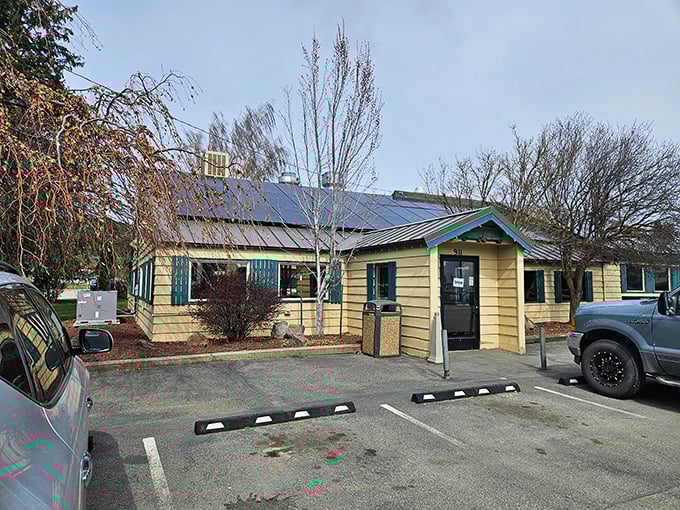 The unassuming yellow exterior of Cottage Cafe might not scream "culinary destination," but locals know better. Comfort food paradise awaits inside!