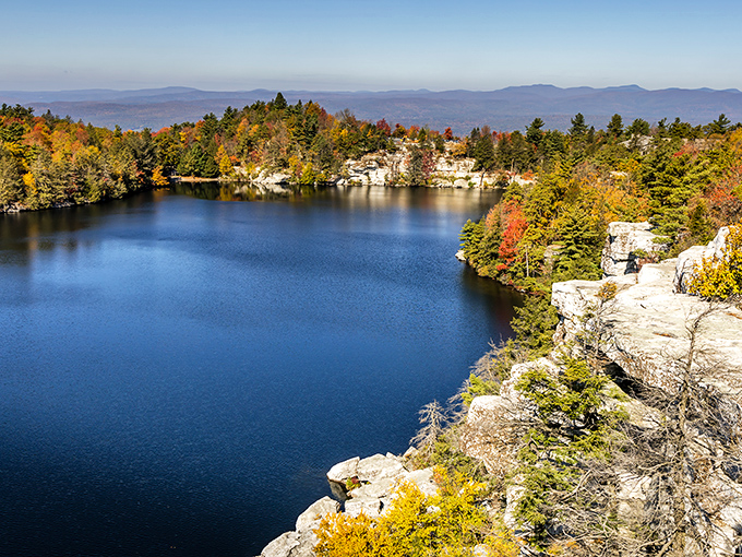 Lake Minnewaska in autumn glory – nature showing off like it's auditioning for National Geographic. Those white cliffs and golden trees aren't messing around.