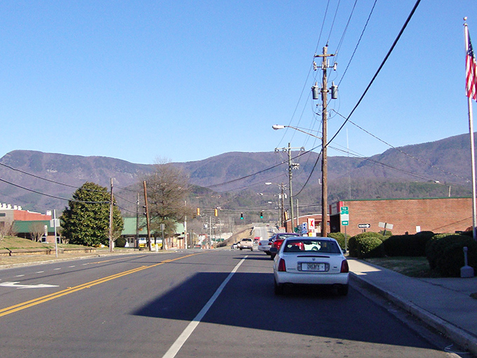 The road into Chatsworth offers that rare first-date feeling &ndash; butterflies in your stomach as mountain vistas promise adventure ahead.