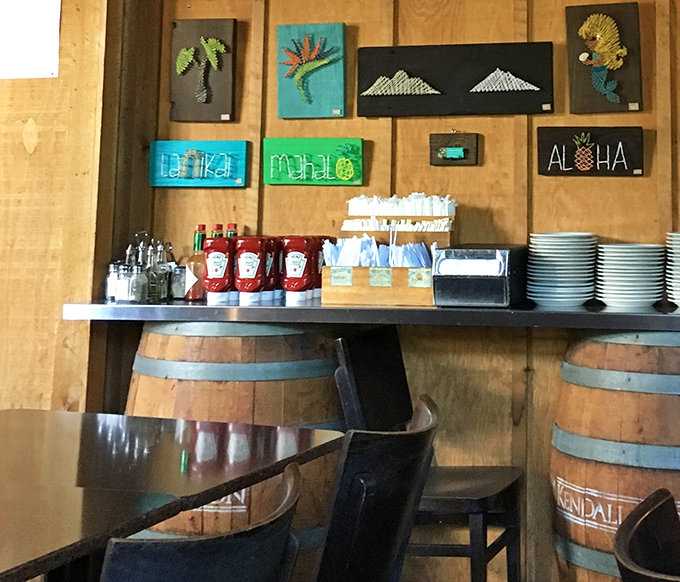 Island-inspired art and condiment stations&mdash;because even paradise needs ketchup sometimes. The "lanai" and "mahalo" signs remind you you're in Hawaii.