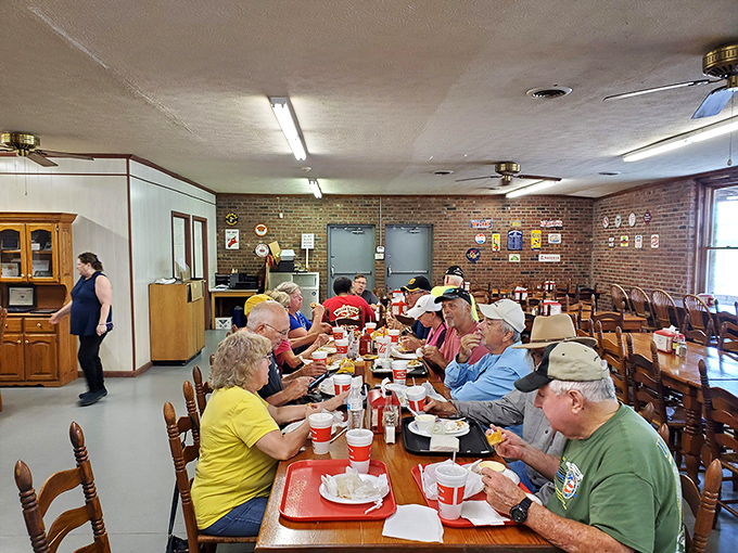 The lunch crowd &ndash; a cross-section of Georgia life where ties and work boots sit side by side in pursuit of smoky perfection.