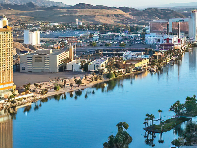 Laughlin's Colorado River views create a startling blue oasis in the desert landscape. Water and mountains&mdash;nature's perfect retirement combo.