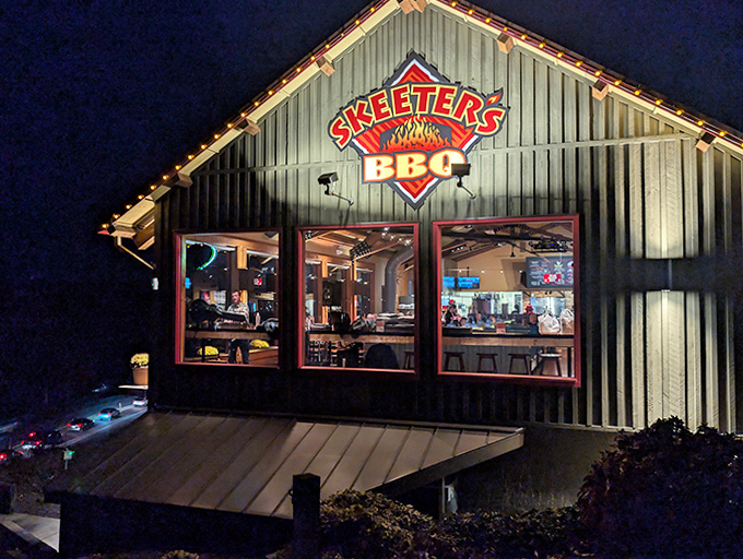 By day or night, Skeeter's distinctive red trim and metal siding promise roadside BBQ that's worth pulling over for.