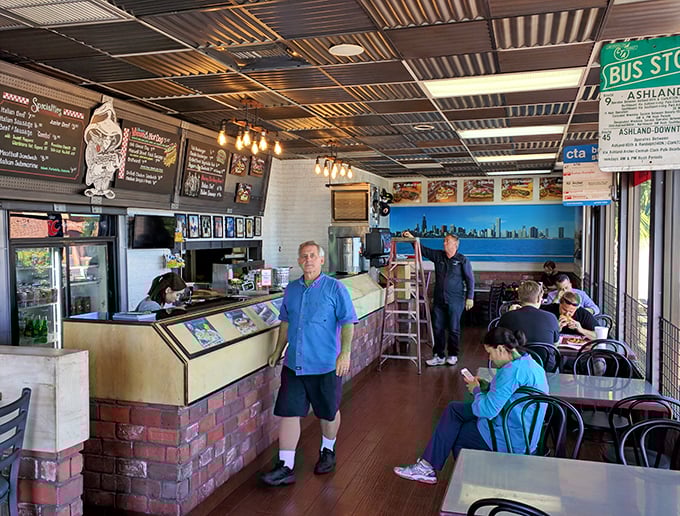 Where diners become temporary Chicagoans. That "CTA bus stop" sign isn't just decoration – it's a portal to a city 1,700 miles northeast.