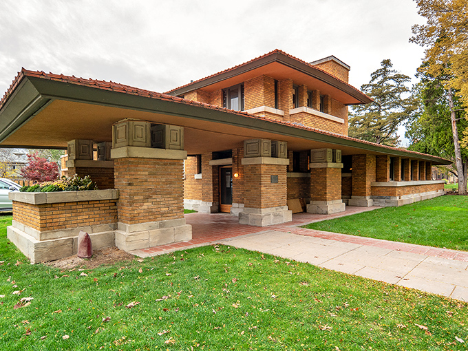 Frank Lloyd Wright's Allen House showcases the master's Prairie School style&mdash;horizontal lines so perfect they make spirit levels jealous.
