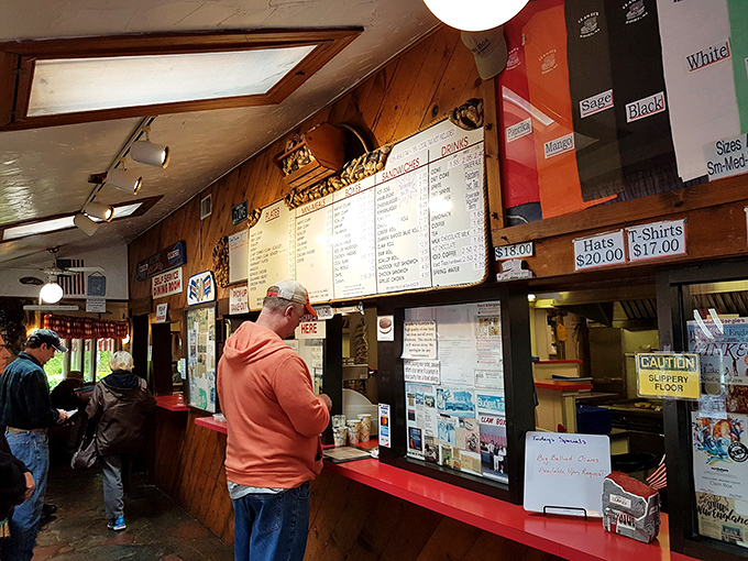 The ordering counter&mdash;where dreams of perfectly fried seafood begin. Veterans know exactly what they want; newcomers stare in delicious indecision.