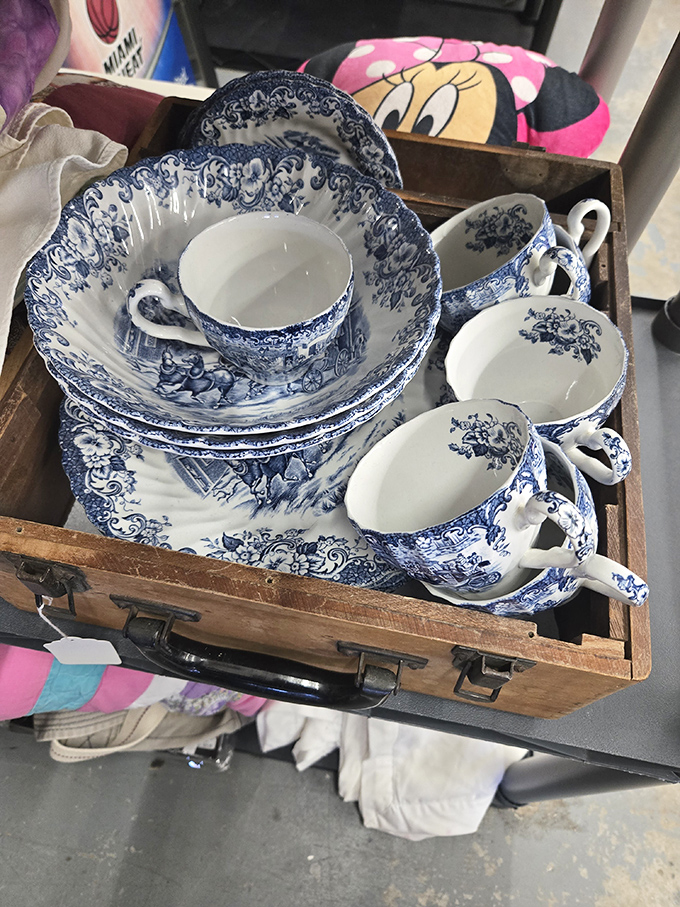 Blue and white china that would make your grandmother swoon, nestled in a vintage wooden case. Downton Abbey elegance at flea market prices.