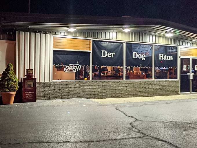 Der Dog Haus glows with late-night promise of comfort food. Nothing philosophical about a good hot dog – just pure, unpretentious satisfaction.