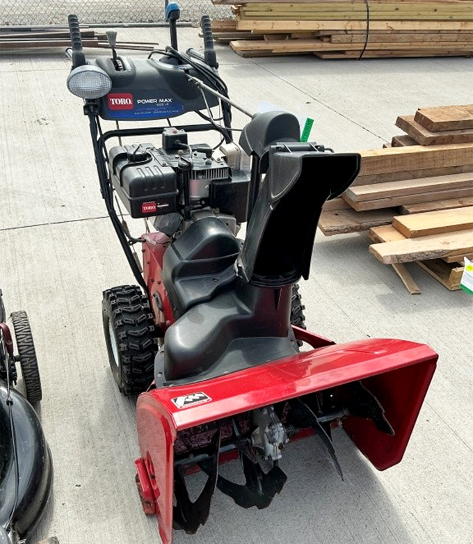This snow blower has battled Iowa winters and lived to tell the tale. Someone's back is about to be saved when the next blizzard hits.