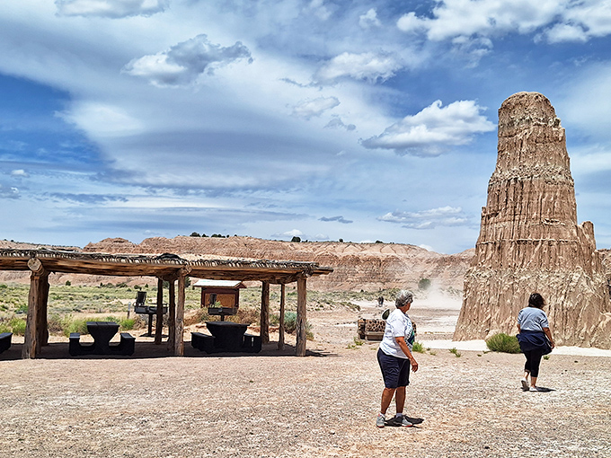 That towering spire looks like it's auditioning for a role in Monument Valley. The picnic area offers front-row seats to nature's greatest show.