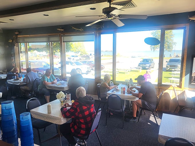 The view almost competes with the food&mdash;almost. These diners know they've scored the best seats in the house for both scenery and sustenance.