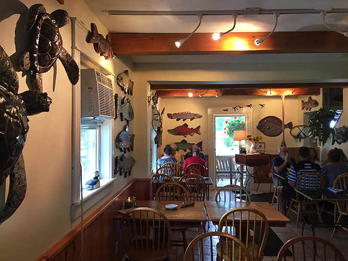 Fish sculptures swim along the walls, reminding you that yes, you're in a lake community, and yes, the seafood here is worth ordering.