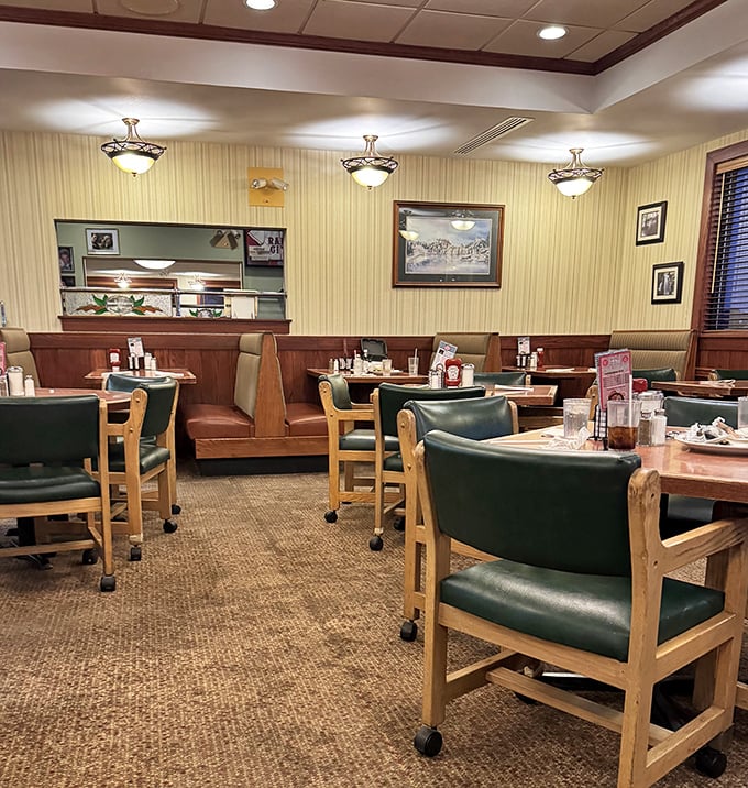 These booths have heard decades of family stories, first dates, and business deals—all sealed with good food and bottomless coffee.