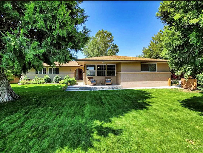 This isn&rsquo;t just a house&mdash;it&rsquo;s the kind of peaceful escape you daydream about. The Lazy J Ranch Bed & Breakfast offers cozy country charm that makes slowing down feel easy.