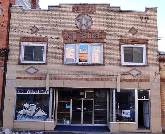 The New Theatre's vintage fa&ccedil;ade hints at Saturday nights gone by, when the entire town gathered under one marquee for shared entertainment.