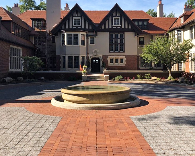 The mansion's fa&ccedil;ade stands proudly behind its circular fountain, creating a first impression that says, "Yes, this place is exactly as impressive as you hoped it would be."