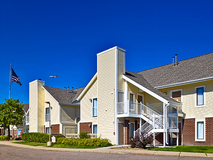 Sonesta ES Suites provides a home-away-from-home vibe for Omaha visitors. Clean lines, bright colors, and not a single bed bug in sight.