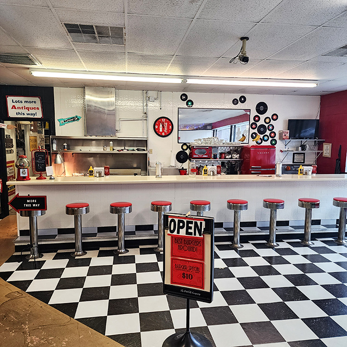 The '50s diner inside the mall offers the perfect pit stop. Those red stools have supported treasure hunters' behinds through decades of antiquing adventures.