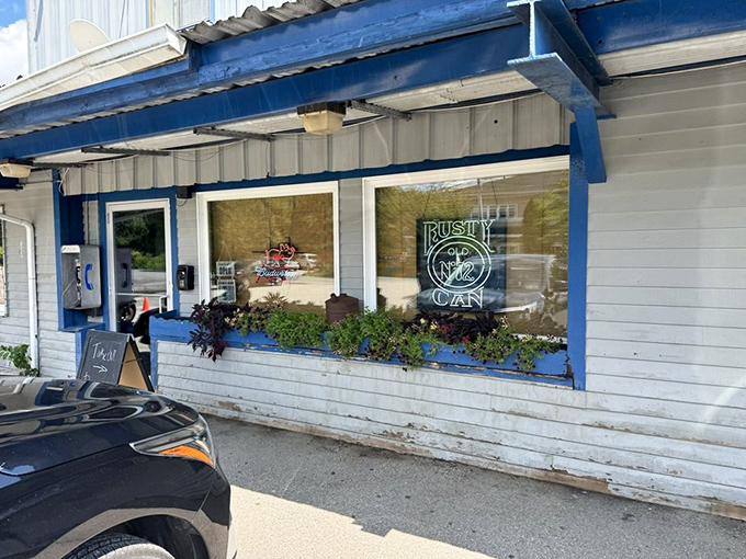 Blue trim and flower boxes offer a gentle New England touch to this temple of Southern-style smoking techniques.