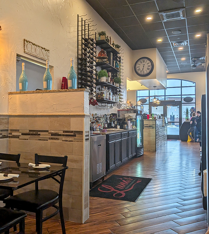 The path to pizza paradise is lined with warm woods and cool drinks&mdash;a visual appetizer before the main event.