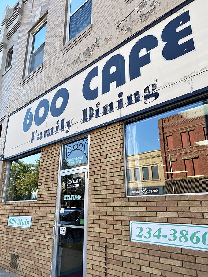 600 CAFE Family Dining &ndash; six simple words on a storefront that promise more satisfaction than any paragraph-long mission statement ever could.