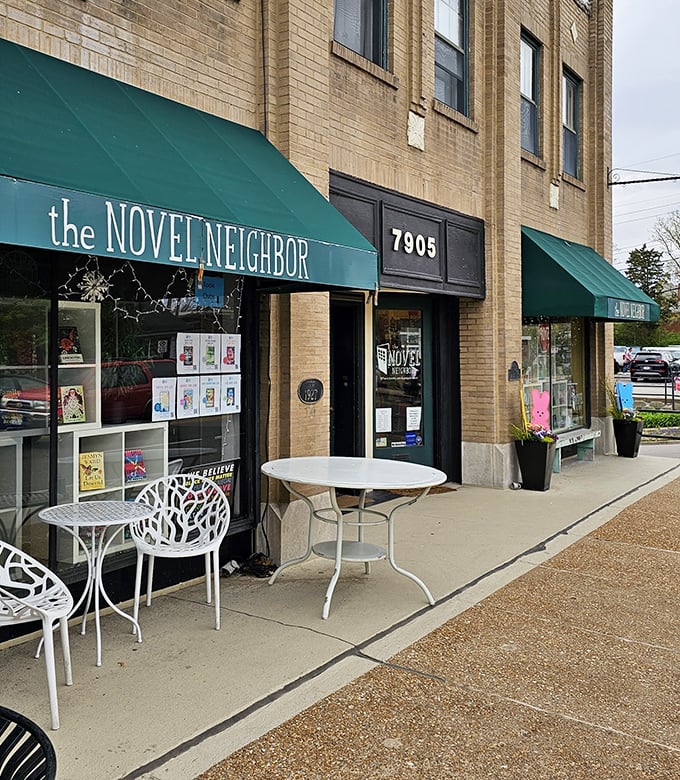 The sidewalk seating area invites readers to enjoy their new purchases in the fresh air. Books taste better with a side of sunshine.