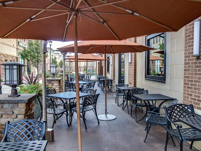 When Pennsylvania weather cooperates, the outdoor patio beckons with umbrella-shaded tables. Al fresco dining that makes you want to linger through dessert.