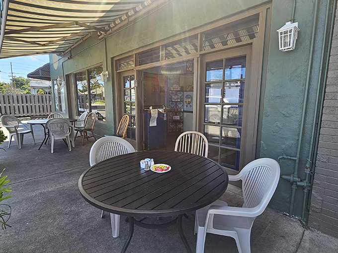 Outdoor seating for those who want their coffee with a side of Hawaiian morning breeze. Breakfast al fresco, island style.