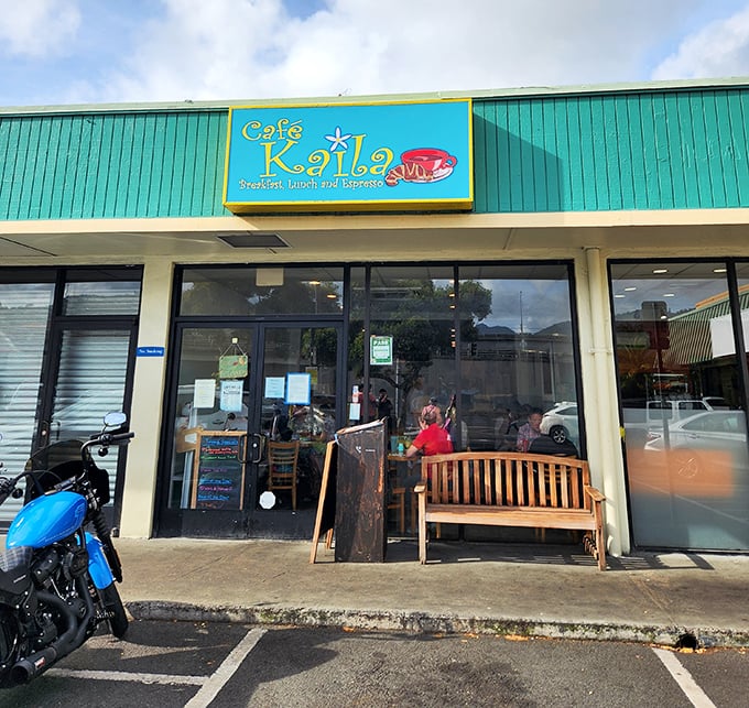 The bright turquoise exterior of Caf&eacute; Kaila beckons like a tropical oasis for breakfast lovers. That wooden bench outside has witnessed countless hungry hopefuls waiting their turn.