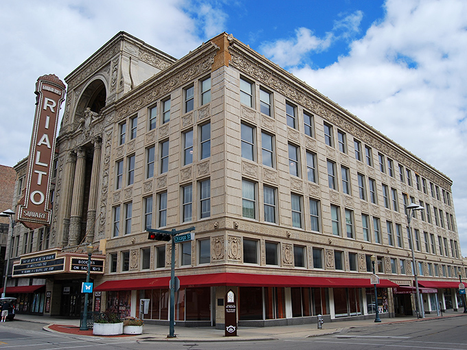 The majestic Rialto Square Theatre anchors downtown Joliet, its ornate fa&ccedil;ade promising entertainment at prices that won't send your retirement fund into cardiac arrest.