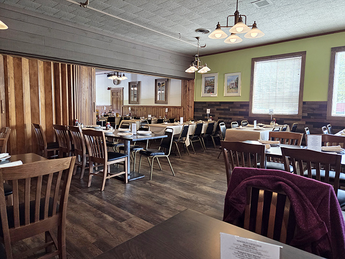 Wooden paneling and simple furnishings create that perfect "come as you are" atmosphere. This isn't a place for Instagram poses&mdash;it's for serious eating.