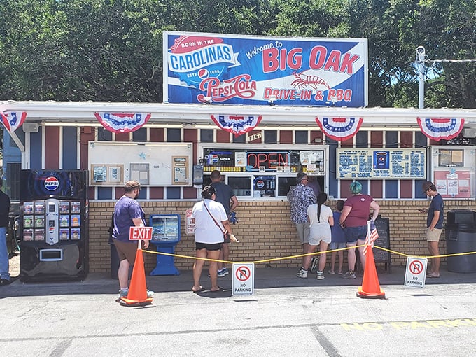 Big Oak's old-school drive-in setup is like stepping into a coastal time machine where Pepsi signs and seafood dreams live on.