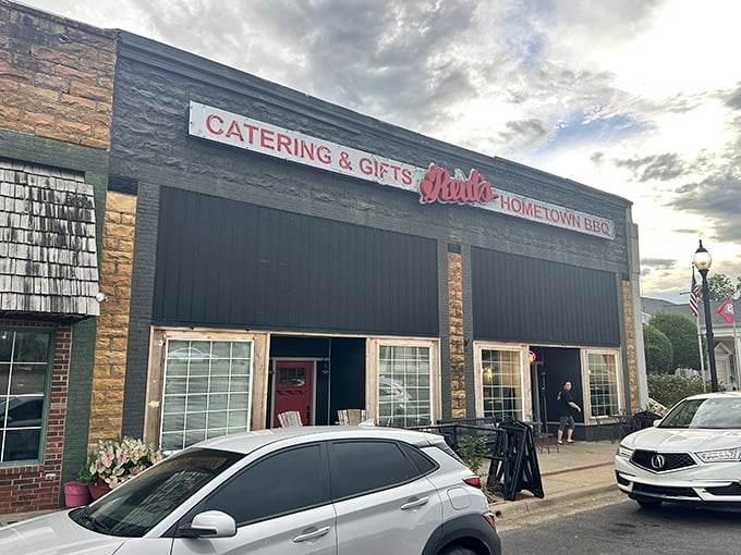 Reid's Hometown BBQ doesn't need fancy frills&mdash;just a straightforward building housing smoke masters who mean serious business. The aroma alone is worth the drive!