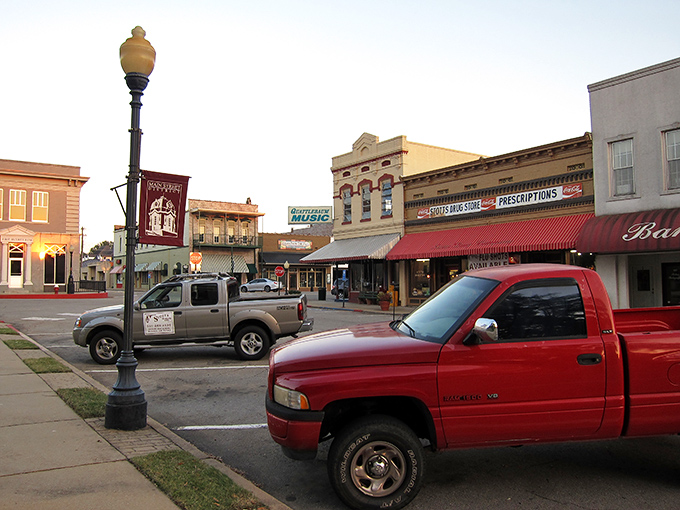 Downtown Searcy welcomes you with classic small-town charm. Those vintage storefronts and old-fashioned street lamps tell stories that big-city malls just can't match.