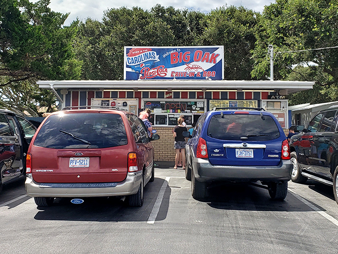 Cars line up like eager fans at a rock concert &ndash; except here, the headliner is a legendary shrimp burger worth every minute's wait.