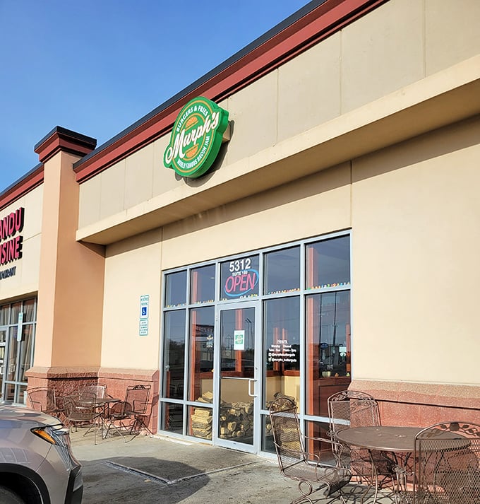 Clean lines and no-nonsense design&mdash;Murph's puts all its creative energy where it belongs: between two perfect buns.