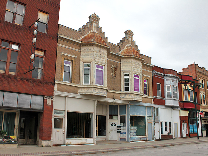 Corner buildings in Red Oak stand like sentinels of simpler times. If these bricks could talk, they'd probably tell you where to find the best pie in town.